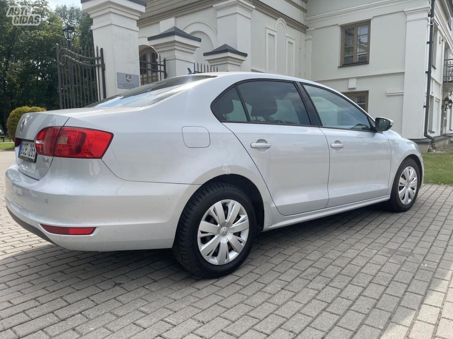 Pelēks Volkswagen Jetta 2012 Viļņa, ar dzinēja tilpumu 1.60 L un nobraukumu 200 tūkst. km par 3700 €, foto 14 vietnē AUTOMOTO.COM.LV