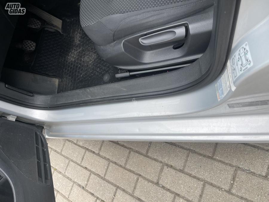 Pelēks Volkswagen Jetta 2012 Viļņa, ar dzinēja tilpumu 1.60 L un nobraukumu 200 tūkst. km par 3700 €, foto 18 vietnē AUTOMOTO.COM.LV