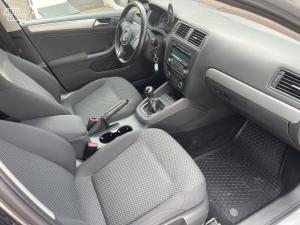 Pelēks Volkswagen Jetta 2012 Viļņa, ar dzinēja tilpumu 1.60 L un nobraukumu 200 tūkst. km par 3700 €, foto 21 vietnē AUTOMOTO.COM.LV