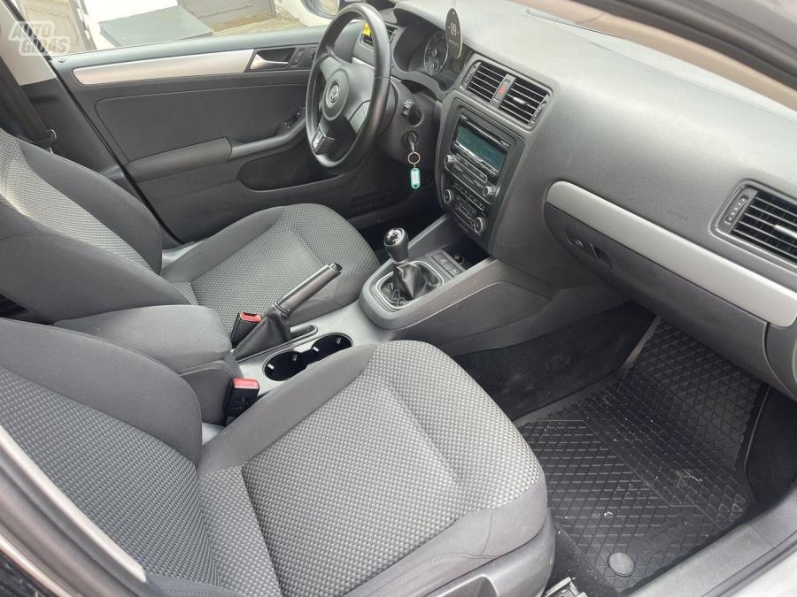 Pelēks Volkswagen Jetta 2012 Viļņa, ar dzinēja tilpumu 1.60 L un nobraukumu 200 tūkst. km par 3700 €, foto 21 vietnē AUTOMOTO.COM.LV