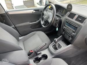 Pelēks Volkswagen Jetta 2012 Viļņa, ar dzinēja tilpumu 1.60 L un nobraukumu 200 tūkst. km par 3700 €, foto 22 vietnē AUTOMOTO.COM.LV