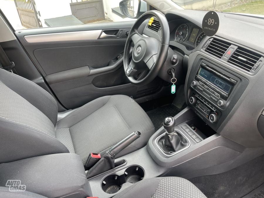 Pelēks Volkswagen Jetta 2012 Viļņa, ar dzinēja tilpumu 1.60 L un nobraukumu 200 tūkst. km par 3700 €, foto 22 vietnē AUTOMOTO.COM.LV