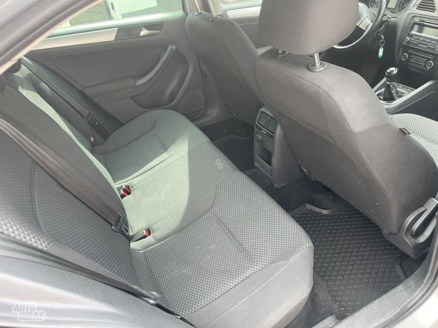 Pelēks Volkswagen Jetta 2012 Viļņa, ar dzinēja tilpumu 1.60 L un nobraukumu 200 tūkst. km par 3700 €, foto 24 vietnē AUTOMOTO.COM.LV
