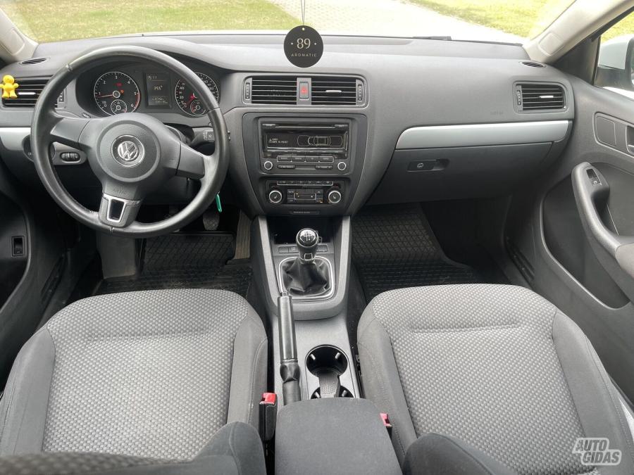 Pelēks Volkswagen Jetta 2012 Viļņa, ar dzinēja tilpumu 1.60 L un nobraukumu 200 tūkst. km par 3700 €, foto 26 vietnē AUTOMOTO.COM.LV