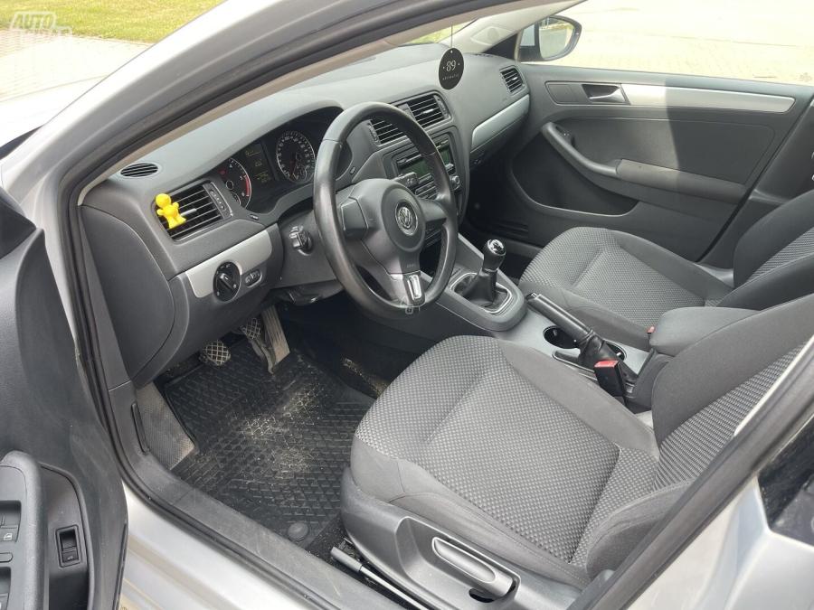 Pelēks Volkswagen Jetta 2012 Viļņa, ar dzinēja tilpumu 1.60 L un nobraukumu 200 tūkst. km par 3700 €, foto 27 vietnē AUTOMOTO.COM.LV