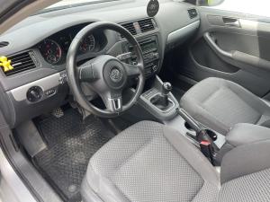 Pelēks Volkswagen Jetta 2012 Viļņa, ar dzinēja tilpumu 1.60 L un nobraukumu 200 tūkst. km par 3700 €, foto 28 vietnē AUTOMOTO.COM.LV