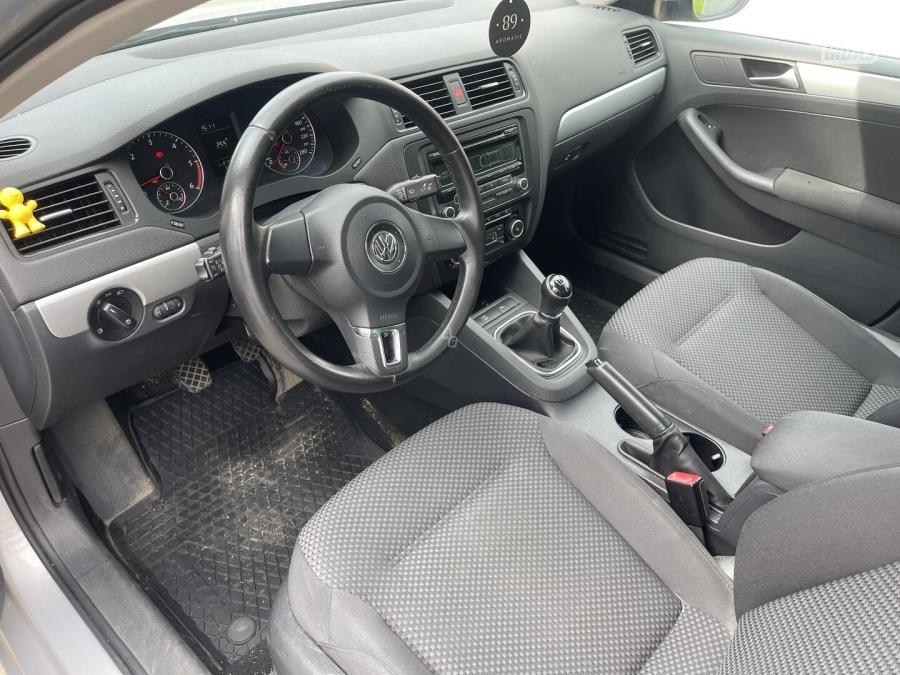 Pelēks Volkswagen Jetta 2012 Viļņa, ar dzinēja tilpumu 1.60 L un nobraukumu 200 tūkst. km par 3700 €, foto 28 vietnē AUTOMOTO.COM.LV