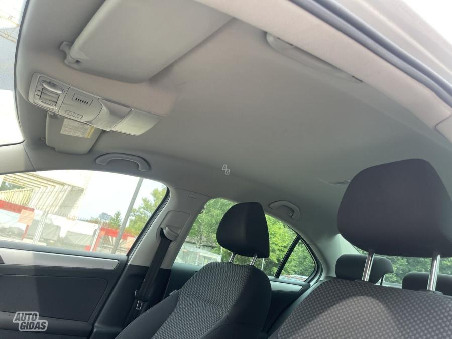 Pelēks Volkswagen Jetta 2012 Viļņa, ar dzinēja tilpumu 1.60 L un nobraukumu 200 tūkst. km par 3700 €, foto 29 vietnē AUTOMOTO.COM.LV