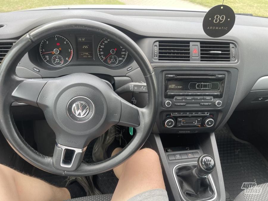 Pelēks Volkswagen Jetta 2012 Viļņa, ar dzinēja tilpumu 1.60 L un nobraukumu 200 tūkst. km par 3700 €, foto 30 vietnē AUTOMOTO.COM.LV