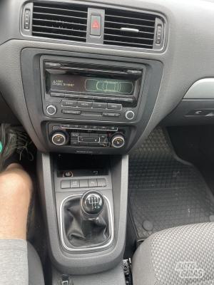 Pelēks Volkswagen Jetta 2012 Viļņa, ar dzinēja tilpumu 1.60 L un nobraukumu 200 tūkst. km par 3700 €, foto 32 vietnē AUTOMOTO.COM.LV