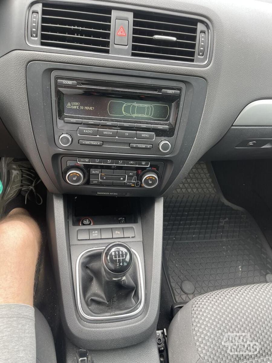 Pelēks Volkswagen Jetta 2012 Viļņa, ar dzinēja tilpumu 1.60 L un nobraukumu 200 tūkst. km par 3700 €, foto 32 vietnē AUTOMOTO.COM.LV