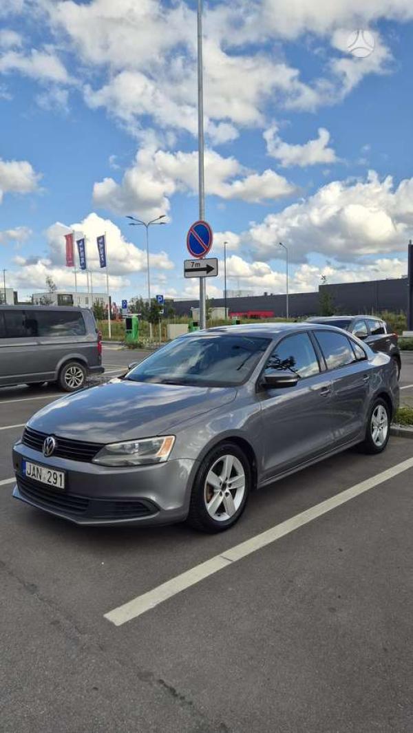 Pelēks Volkswagen Jetta 2012 Viļņa, ar dzinēja tilpumu 1.97 L un nobraukumu 278 tūkst. km par 3650 €, foto 1 vietnē AUTOMOTO.COM.LV