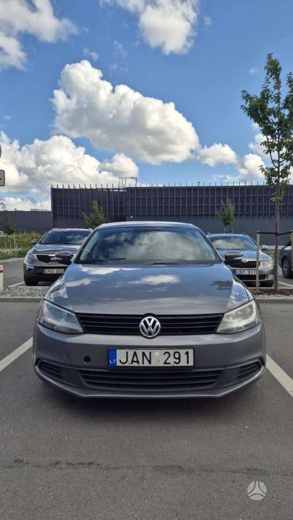 Pelēks Volkswagen Jetta 2012 Viļņa, ar dzinēja tilpumu 1.97 L un nobraukumu 278 tūkst. km par 3650 €, foto 2 vietnē AUTOMOTO.COM.LV