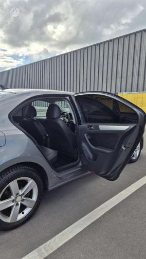 Pelēks Volkswagen Jetta 2012 Viļņa, ar dzinēja tilpumu 1.97 L un nobraukumu 278 tūkst. km par 3650 €, foto 22 vietnē AUTOMOTO.COM.LV