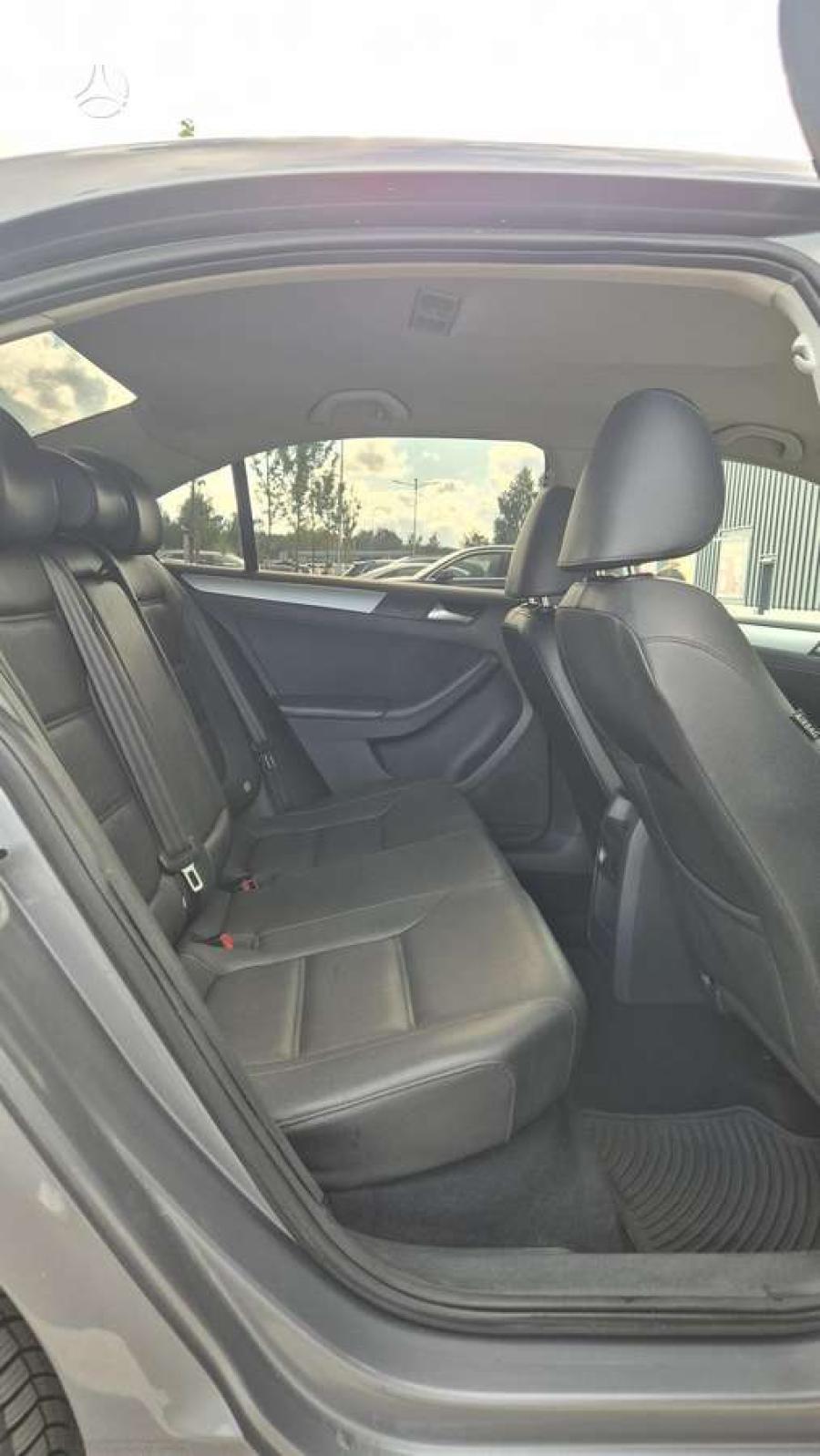 Pelēks Volkswagen Jetta 2012 Viļņa, ar dzinēja tilpumu 1.97 L un nobraukumu 278 tūkst. km par 3650 €, foto 23 vietnē AUTOMOTO.COM.LV