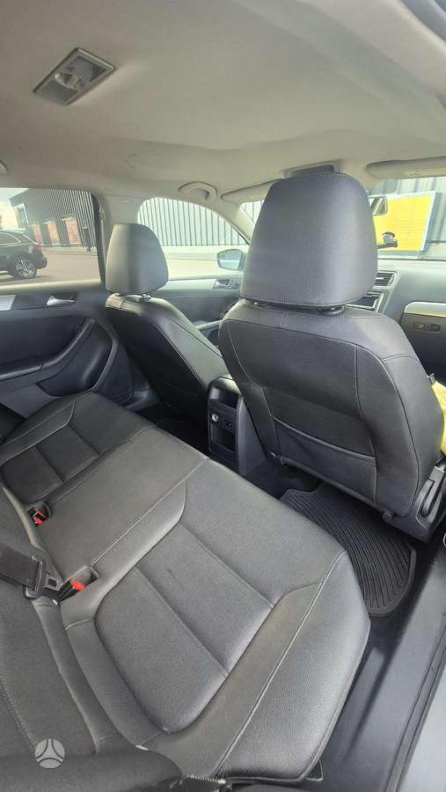 Pelēks Volkswagen Jetta 2012 Viļņa, ar dzinēja tilpumu 1.97 L un nobraukumu 278 tūkst. km par 3650 €, foto 26 vietnē AUTOMOTO.COM.LV
