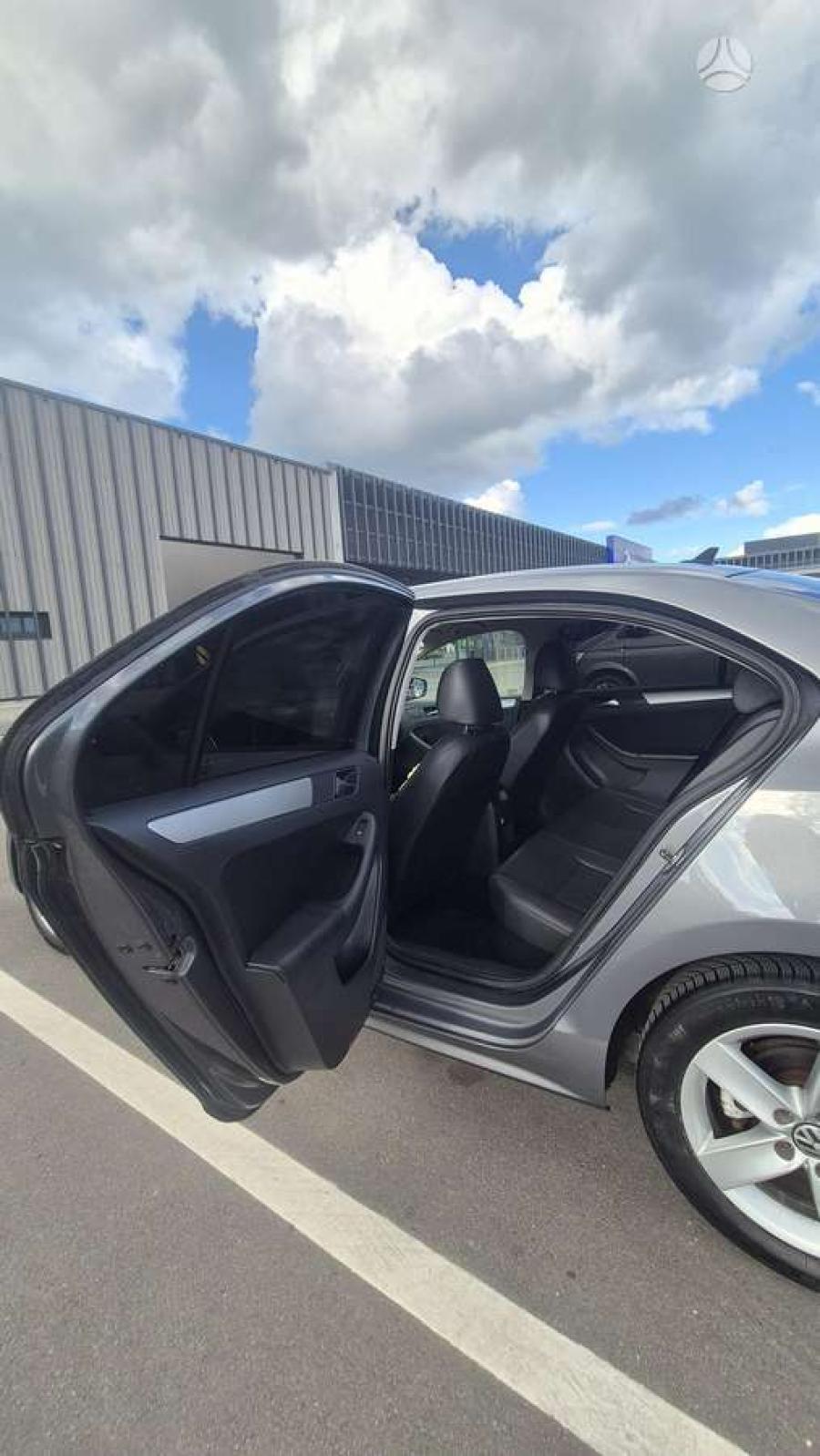 Pelēks Volkswagen Jetta 2012 Viļņa, ar dzinēja tilpumu 1.97 L un nobraukumu 278 tūkst. km par 3650 €, foto 27 vietnē AUTOMOTO.COM.LV