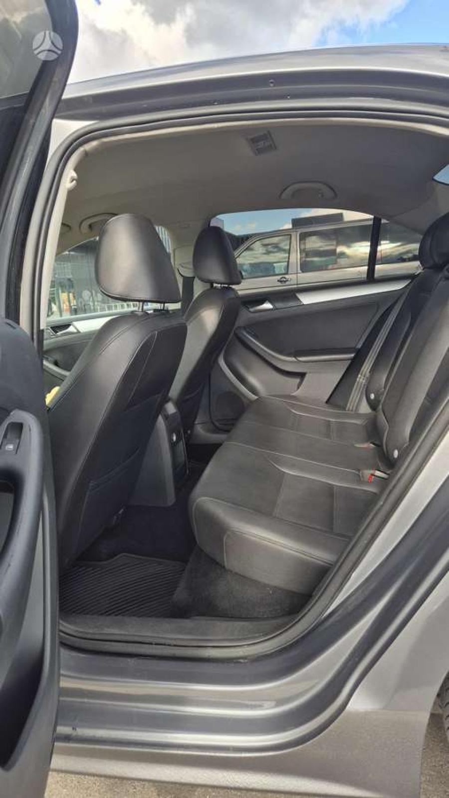 Pelēks Volkswagen Jetta 2012 Viļņa, ar dzinēja tilpumu 1.97 L un nobraukumu 278 tūkst. km par 3650 €, foto 28 vietnē AUTOMOTO.COM.LV