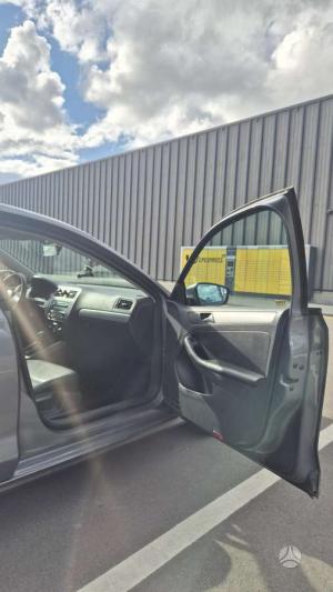 Pelēks Volkswagen Jetta 2012 Viļņa, ar dzinēja tilpumu 1.97 L un nobraukumu 278 tūkst. km par 3650 €, foto 29 vietnē AUTOMOTO.COM.LV