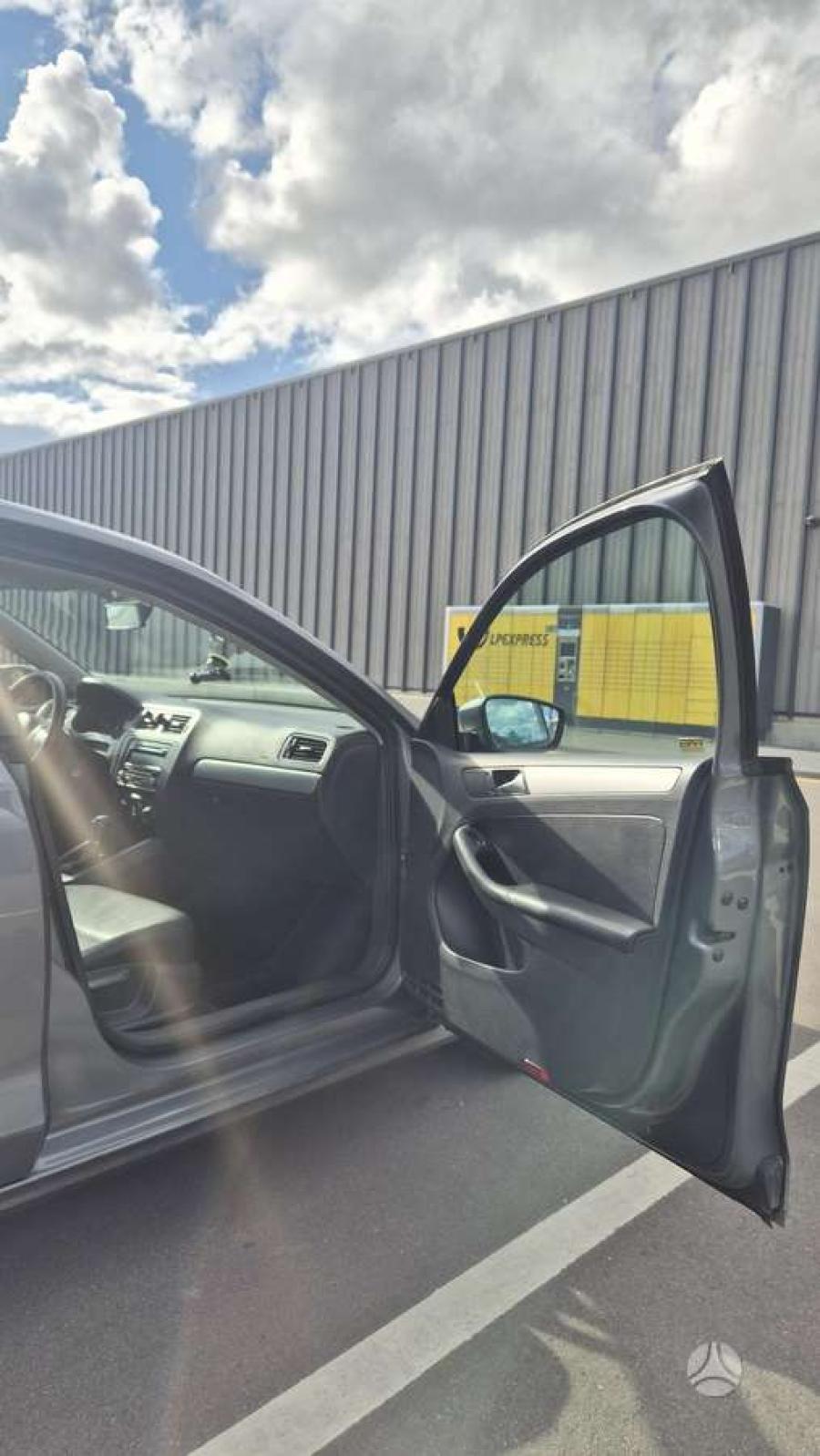 Pelēks Volkswagen Jetta 2012 Viļņa, ar dzinēja tilpumu 1.97 L un nobraukumu 278 tūkst. km par 3650 €, foto 29 vietnē AUTOMOTO.COM.LV