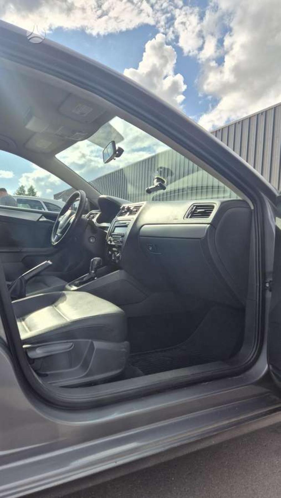 Pelēks Volkswagen Jetta 2012 Viļņa, ar dzinēja tilpumu 1.97 L un nobraukumu 278 tūkst. km par 3650 €, foto 30 vietnē AUTOMOTO.COM.LV