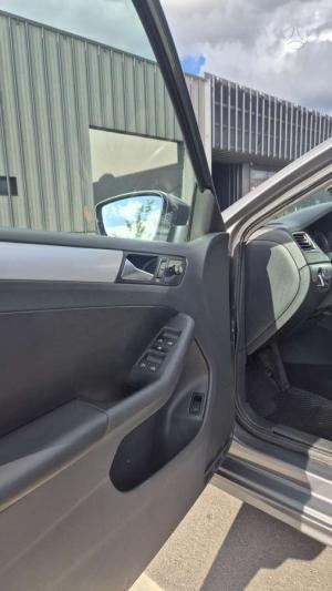 Pelēks Volkswagen Jetta 2012 Viļņa, ar dzinēja tilpumu 1.97 L un nobraukumu 278 tūkst. km par 3650 €, foto 36 vietnē AUTOMOTO.COM.LV