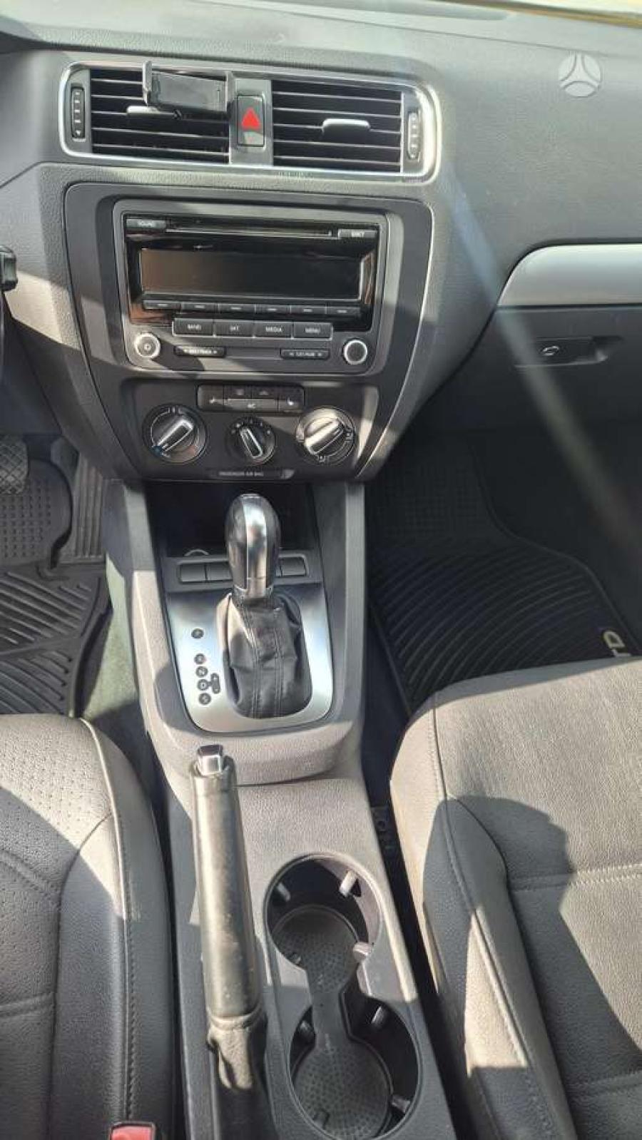 Pelēks Volkswagen Jetta 2012 Viļņa, ar dzinēja tilpumu 1.97 L un nobraukumu 278 tūkst. km par 3650 €, foto 40 vietnē AUTOMOTO.COM.LV