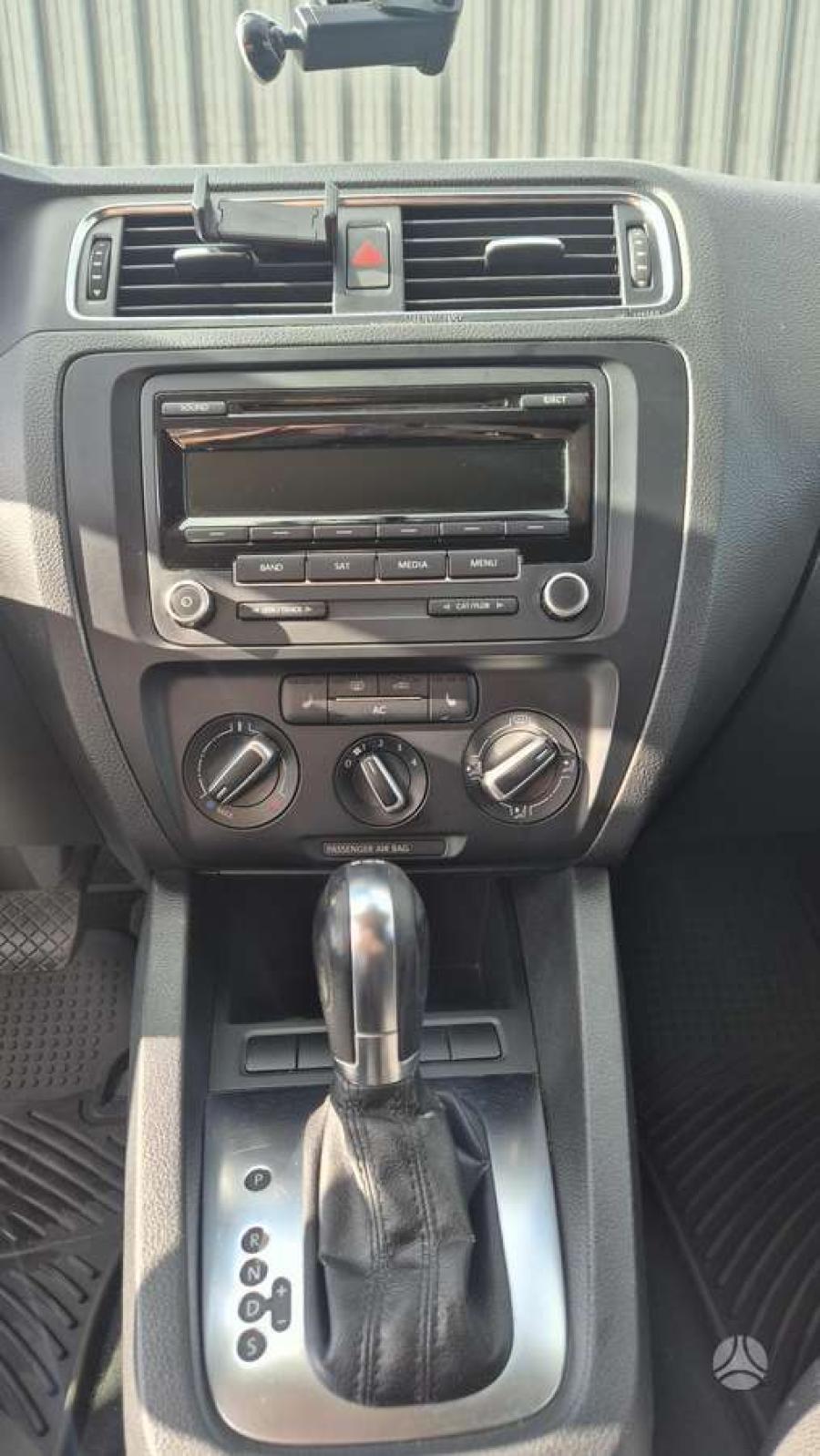 Pelēks Volkswagen Jetta 2012 Viļņa, ar dzinēja tilpumu 1.97 L un nobraukumu 278 tūkst. km par 3650 €, foto 41 vietnē AUTOMOTO.COM.LV