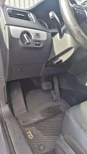 Pelēks Volkswagen Jetta 2012 Viļņa, ar dzinēja tilpumu 1.97 L un nobraukumu 278 tūkst. km par 3650 €, foto 44 vietnē AUTOMOTO.COM.LV