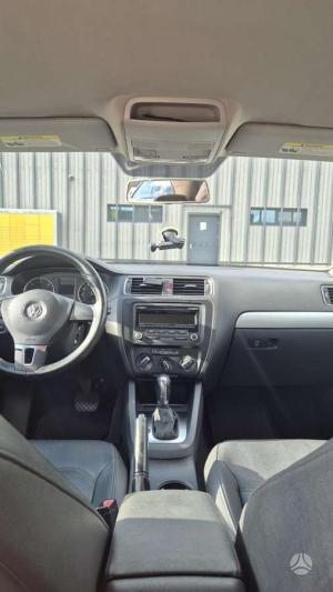 Pelēks Volkswagen Jetta 2012 Viļņa, ar dzinēja tilpumu 1.97 L un nobraukumu 278 tūkst. km par 3650 €, foto 45 vietnē AUTOMOTO.COM.LV