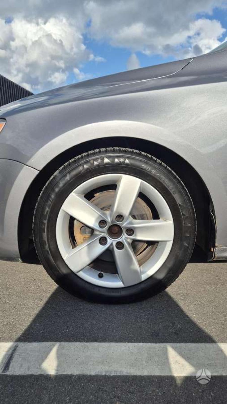 Pelēks Volkswagen Jetta 2012 Viļņa, ar dzinēja tilpumu 1.97 L un nobraukumu 278 tūkst. km par 3650 €, foto 47 vietnē AUTOMOTO.COM.LV