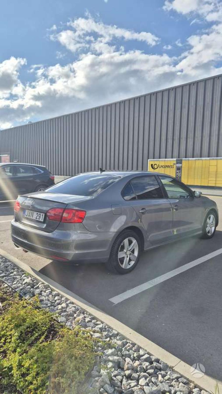 Pelēks Volkswagen Jetta 2012 Viļņa, ar dzinēja tilpumu 1.97 L un nobraukumu 278 tūkst. km par 3650 €, foto 53 vietnē AUTOMOTO.COM.LV