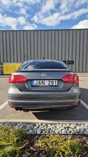 Pelēks Volkswagen Jetta 2012 Viļņa, ar dzinēja tilpumu 1.97 L un nobraukumu 278 tūkst. km par 3650 €, foto 54 vietnē AUTOMOTO.COM.LV