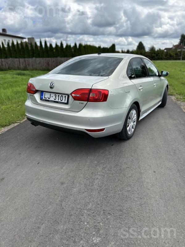Pelēks Volkswagen Jetta 2012 Rīga, ar dzinēja tilpumu 1.40 L un nobraukumu 245 tūkst. km par 2890 €, foto 3 vietnē AUTOMOTO.COM.LV
