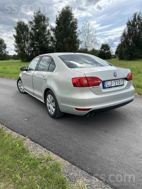 Pelēks Volkswagen Jetta 2012 Rīga, ar dzinēja tilpumu 1.40 L un nobraukumu 245 tūkst. km par 2890 €, foto 4 vietnē AUTOMOTO.COM.LV
