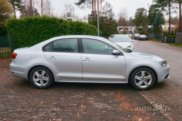 Grey Volkswagen Jetta 2012 in Tallinn, with an engine capacity of 1.40 L and mileage of 136 thousand km for 5000 €, photo 6 on AUTOMOTO.COM.LV
