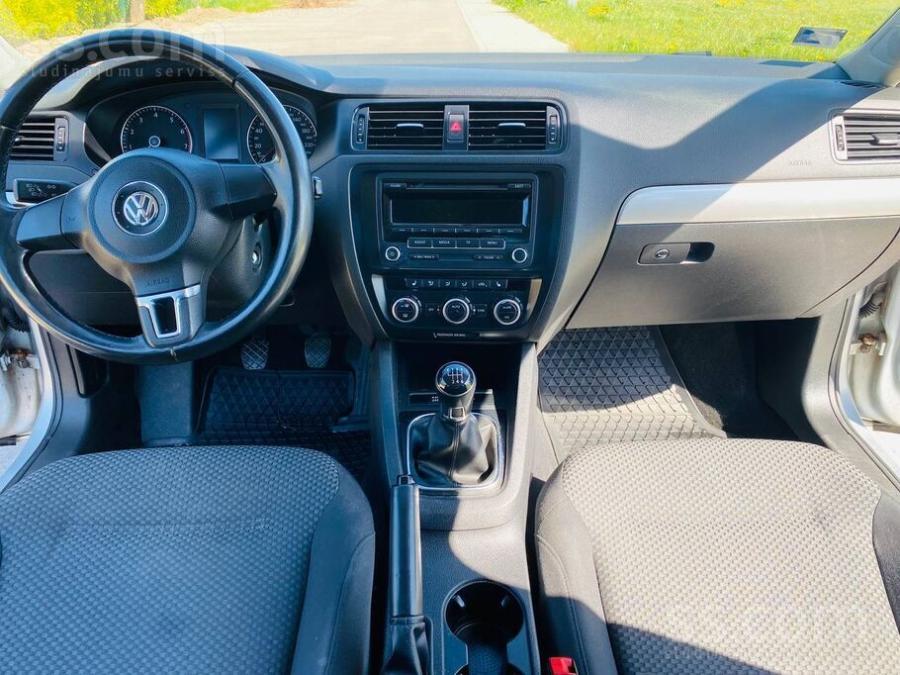 Pelēks Volkswagen Jetta 2012 Rīga, ar dzinēja tilpumu 1.20 L un nobraukumu 0 tūkst. km par 2690 €, foto 5 vietnē AUTOMOTO.COM.LV