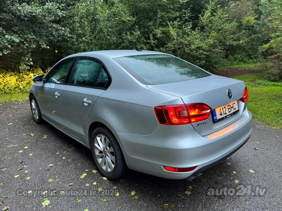 Pelēks Volkswagen Jetta 2012 Tallina, ar dzinēja tilpumu 1.40 L un nobraukumu 177 tūkst. km par 4100 €, foto 5 vietnē AUTOMOTO.COM.LV