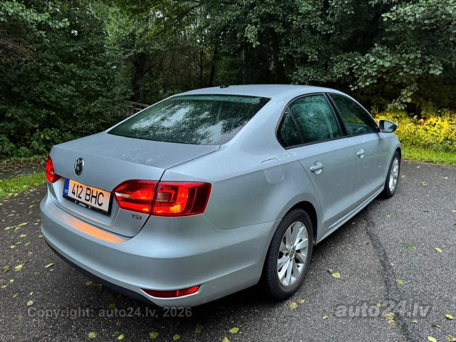 Pelēks Volkswagen Jetta 2012 Tallina, ar dzinēja tilpumu 1.40 L un nobraukumu 177 tūkst. km par 4100 €, foto 8 vietnē AUTOMOTO.COM.LV