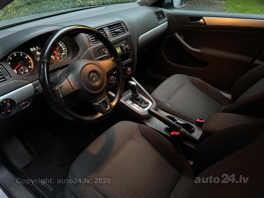 Pelēks Volkswagen Jetta 2012 Tallina, ar dzinēja tilpumu 1.40 L un nobraukumu 177 tūkst. km par 4100 €, foto 9 vietnē AUTOMOTO.COM.LV