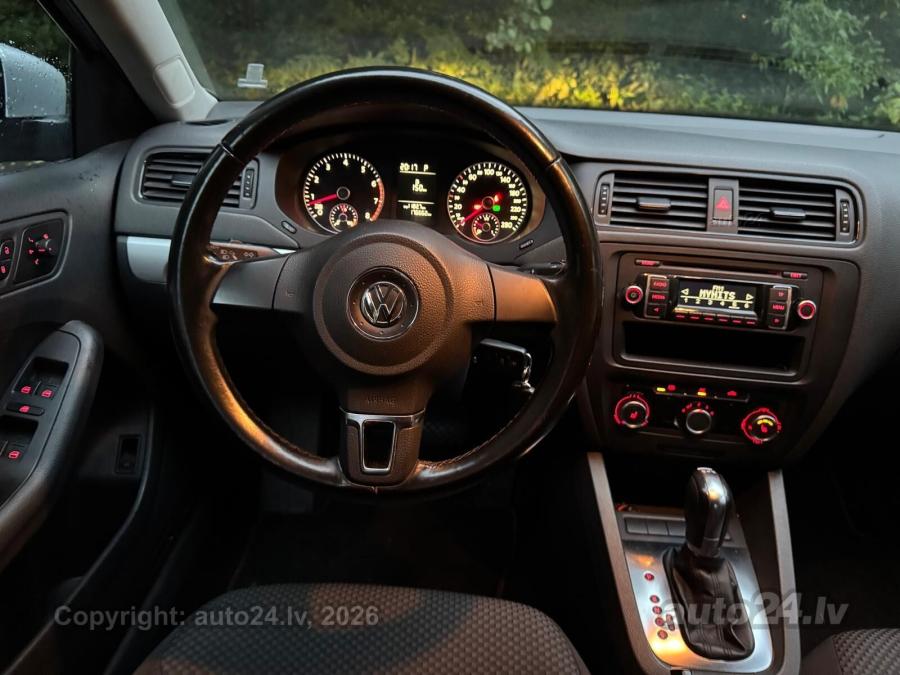 Pelēks Volkswagen Jetta 2012 Tallina, ar dzinēja tilpumu 1.40 L un nobraukumu 177 tūkst. km par 4100 €, foto 10 vietnē AUTOMOTO.COM.LV