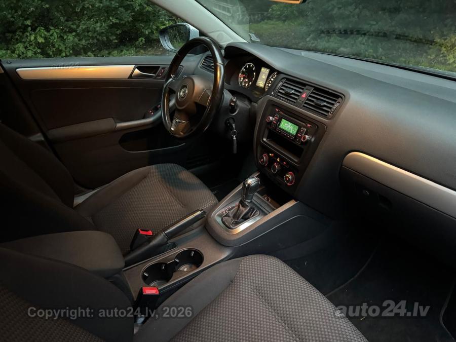 Pelēks Volkswagen Jetta 2012 Tallina, ar dzinēja tilpumu 1.40 L un nobraukumu 177 tūkst. km par 4100 €, foto 11 vietnē AUTOMOTO.COM.LV