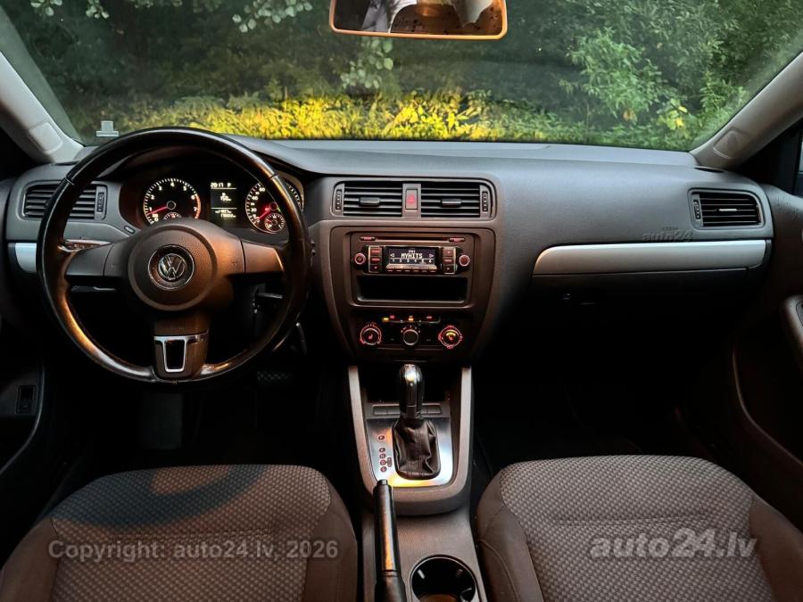 Pelēks Volkswagen Jetta 2012 Tallina, ar dzinēja tilpumu 1.40 L un nobraukumu 177 tūkst. km par 4100 €, foto 12 vietnē AUTOMOTO.COM.LV