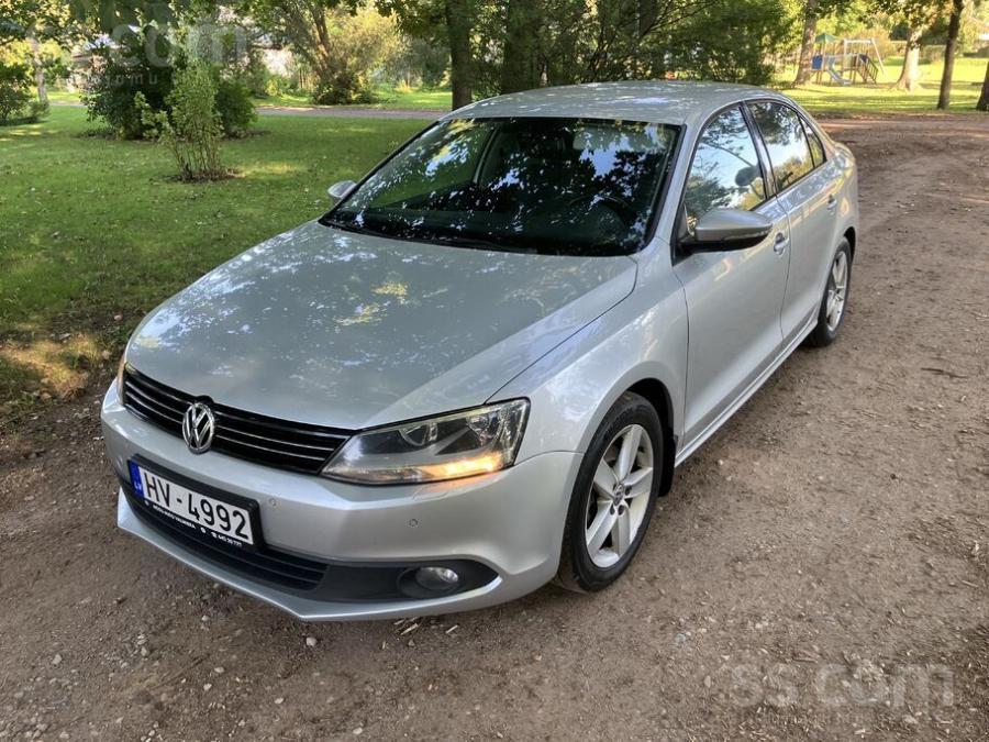 Grey Volkswagen Jetta 2012 in Jelgava, with an engine capacity of 1.40 L and mileage of 197 thousand km for 2990 €, photo 4 on AUTOMOTO.COM.LV