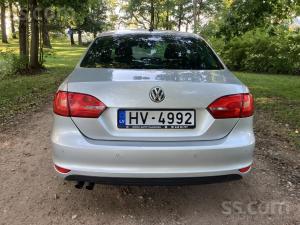 Grey Volkswagen Jetta 2012 in Jelgava, with an engine capacity of 1.40 L and mileage of 197 thousand km for 2990 €, photo 7 on AUTOMOTO.COM.LV