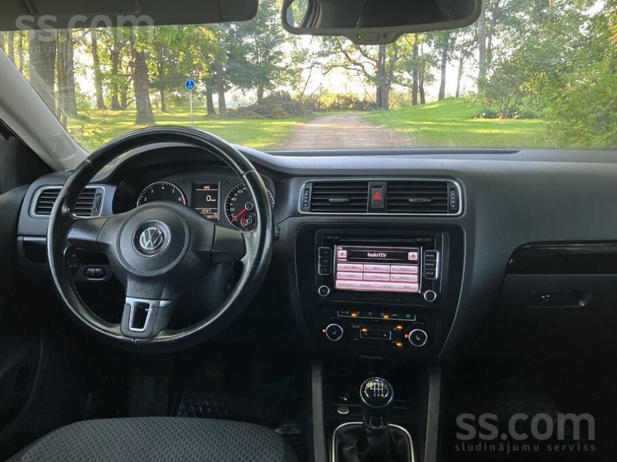 Grey Volkswagen Jetta 2012 in Jelgava, with an engine capacity of 1.40 L and mileage of 197 thousand km for 2990 €, photo 11 on AUTOMOTO.COM.LV