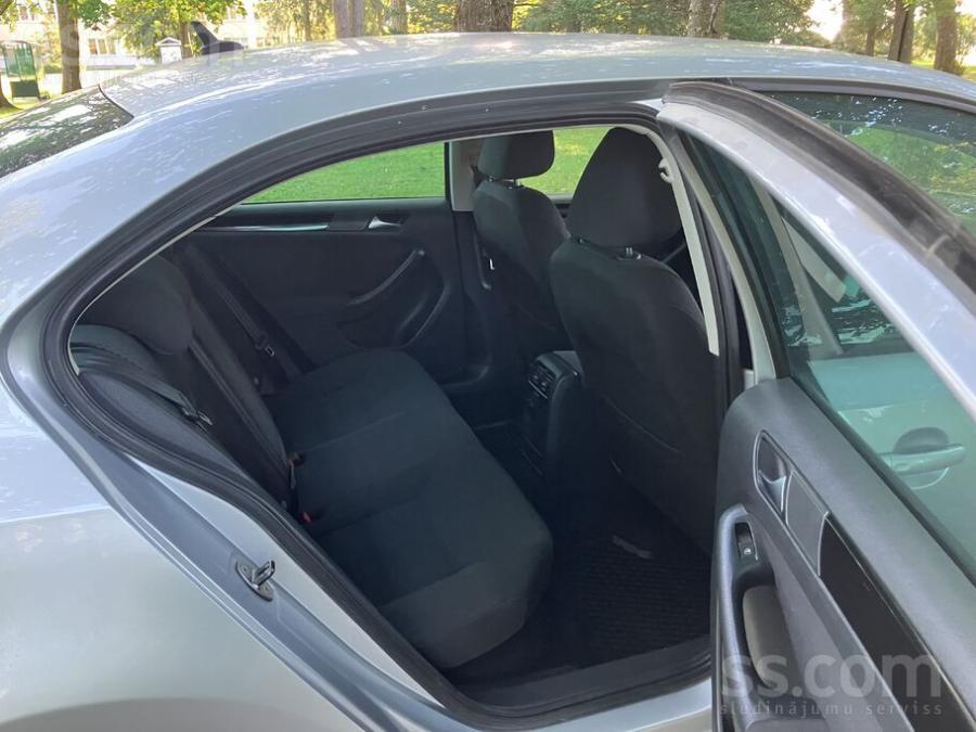 Grey Volkswagen Jetta 2012 in Jelgava, with an engine capacity of 1.40 L and mileage of 197 thousand km for 2990 €, photo 12 on AUTOMOTO.COM.LV