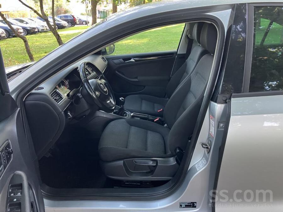 Grey Volkswagen Jetta 2012 in Jelgava, with an engine capacity of 1.40 L and mileage of 197 thousand km for 2990 €, photo 14 on AUTOMOTO.COM.LV