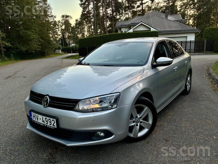 Pelēks Volkswagen Jetta 2012 Rīga, ar dzinēja tilpumu 1.40 L un nobraukumu 190 tūkst. km par 3900 €, foto 3 vietnē AUTOMOTO.COM.LV