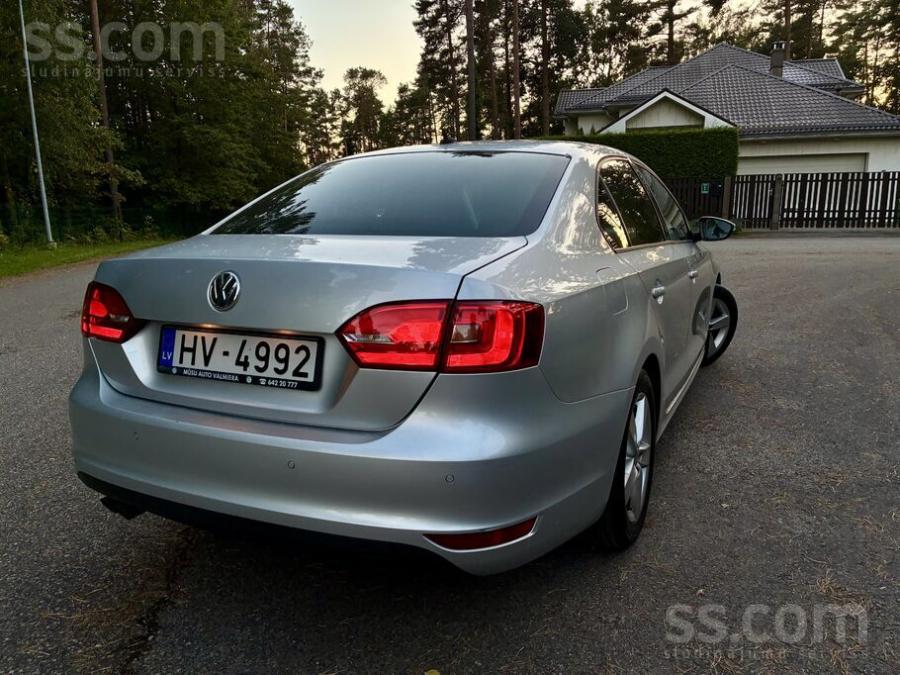 Pelēks Volkswagen Jetta 2012 Rīga, ar dzinēja tilpumu 1.40 L un nobraukumu 190 tūkst. km par 3900 €, foto 4 vietnē AUTOMOTO.COM.LV